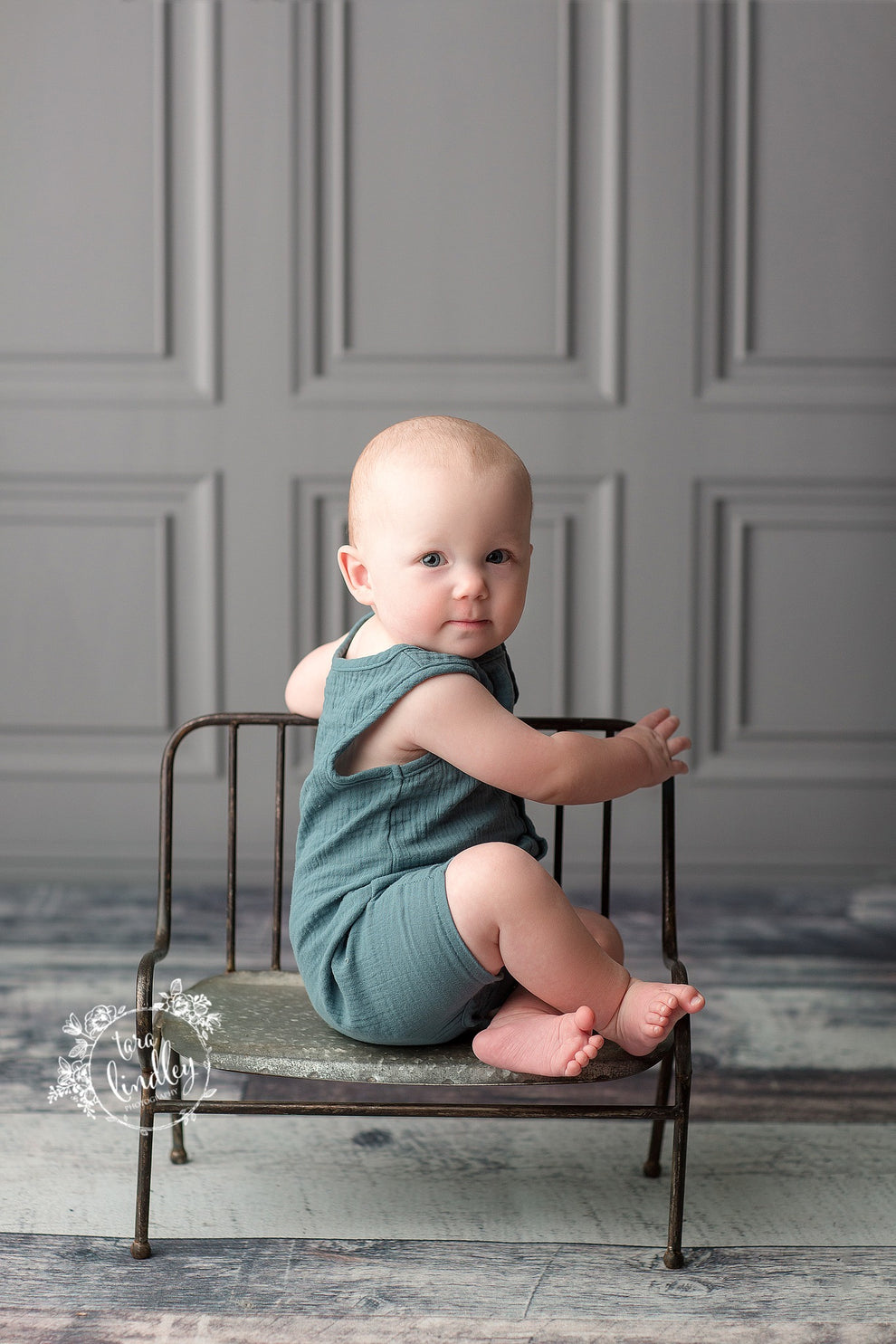 Medium Gray Wainscoting – r2backdrops